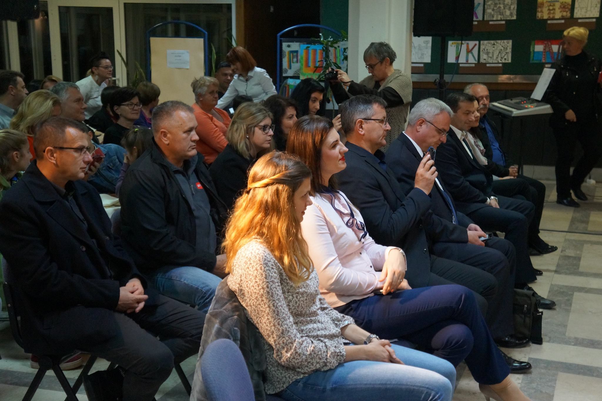 Dr. Robin Harris predstavio knjigu o blaženom Alojziju Stepincu u Glini ...